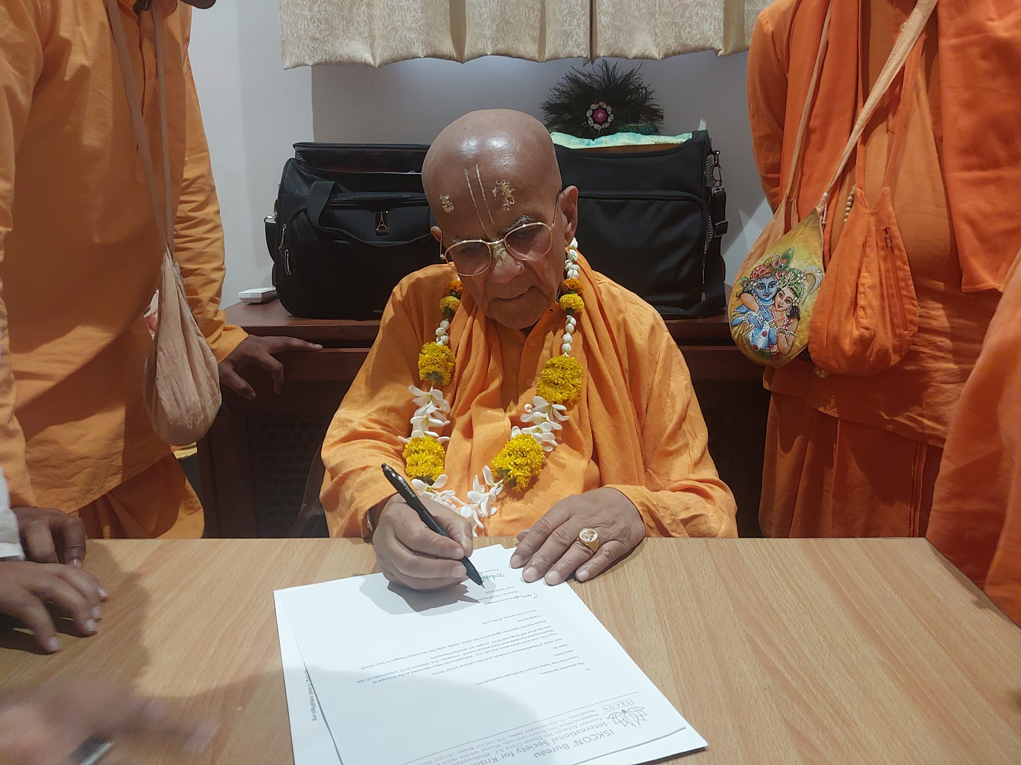 Grateful devotees paid last respects to Shri Gopal Krishna Maharaj - Vrindavan Today